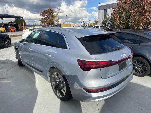 Grey Audi E-Tron 2022 in Ukmerge, with an engine capacity of 0.00 L and mileage of 57 thousand km for 24990 €, photo 3 on AUTOMOTO.COM.LV