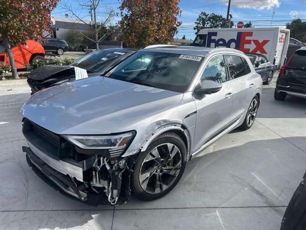 Grey Audi E-Tron 2022 in Ukmerge, with an engine capacity of 0.00 L and mileage of 57 thousand km for 24990 €, photo 6 on AUTOMOTO.COM.LV