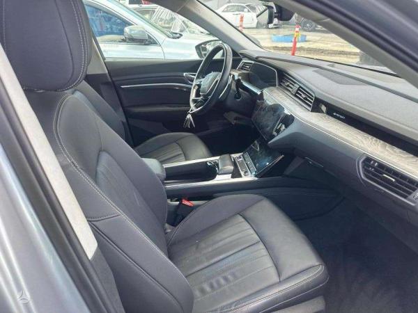 Grey Audi E-Tron 2022 in Ukmerge, with an engine capacity of 0.00 L and mileage of 57 thousand km for 24990 €, photo 10 on AUTOMOTO.COM.LV