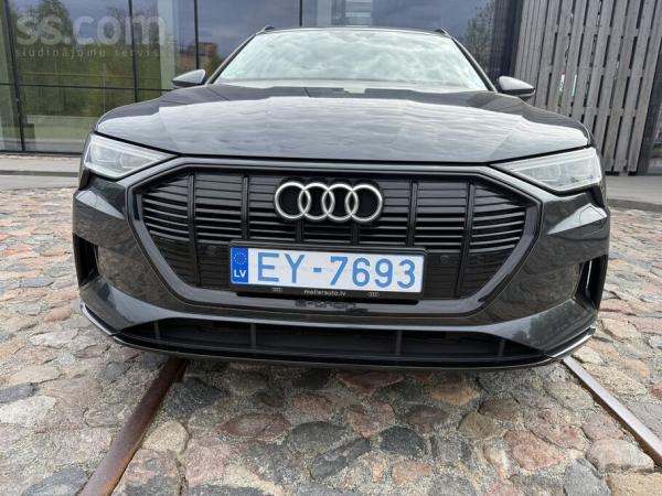 Серый Ауди E-Tron 2022 в Рига, объемом двигателя 0.00 л и пробегом 129 тыс. км за 26850 €, фото 3 на AUTOMOTO.COM.LV