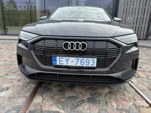 Grey Audi E-Tron 2022 in Riga, with an engine capacity of 0.00 L and mileage of 129 thousand km for 26850 €, photo 4 on AUTOMOTO.COM.LV