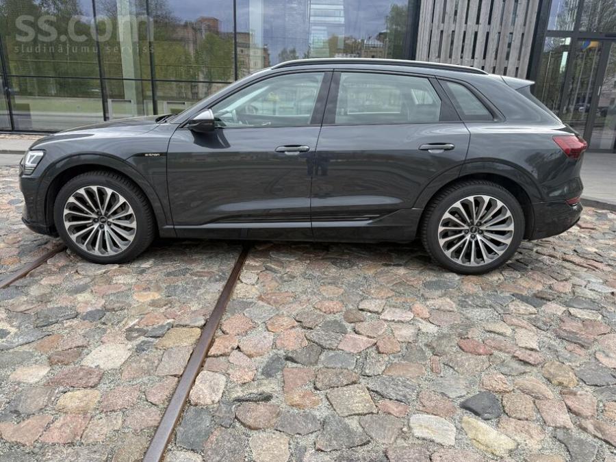 Grey Audi E-Tron 2022 in Riga, with an engine capacity of 0.00 L and mileage of 129 thousand km for 26850 €, photo 5 on AUTOMOTO.COM.LV