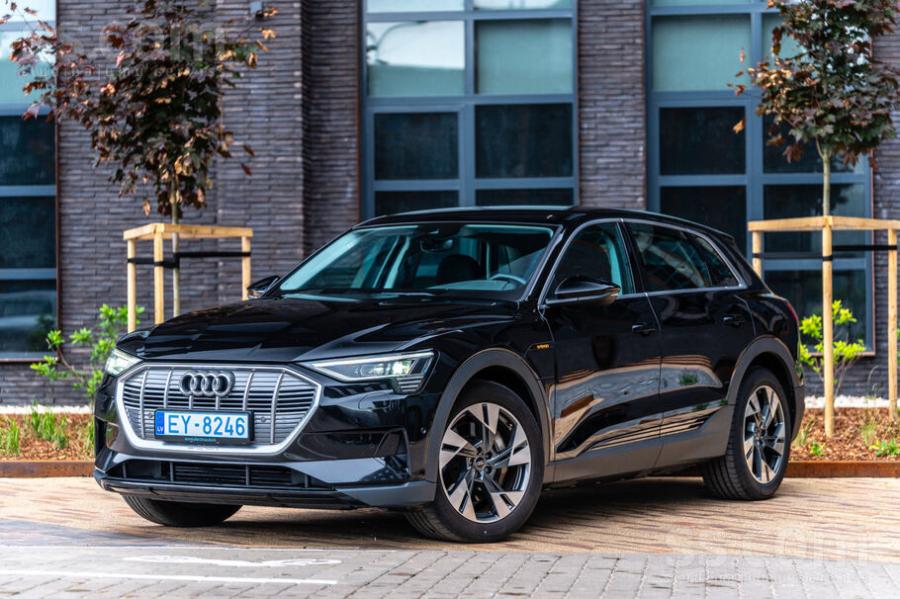 Grey Audi E-Tron 2022 in Riga, with an engine capacity of 0.00 L and mileage of 77 thousand km for 27900 €, photo 3 on AUTOMOTO.COM.LV