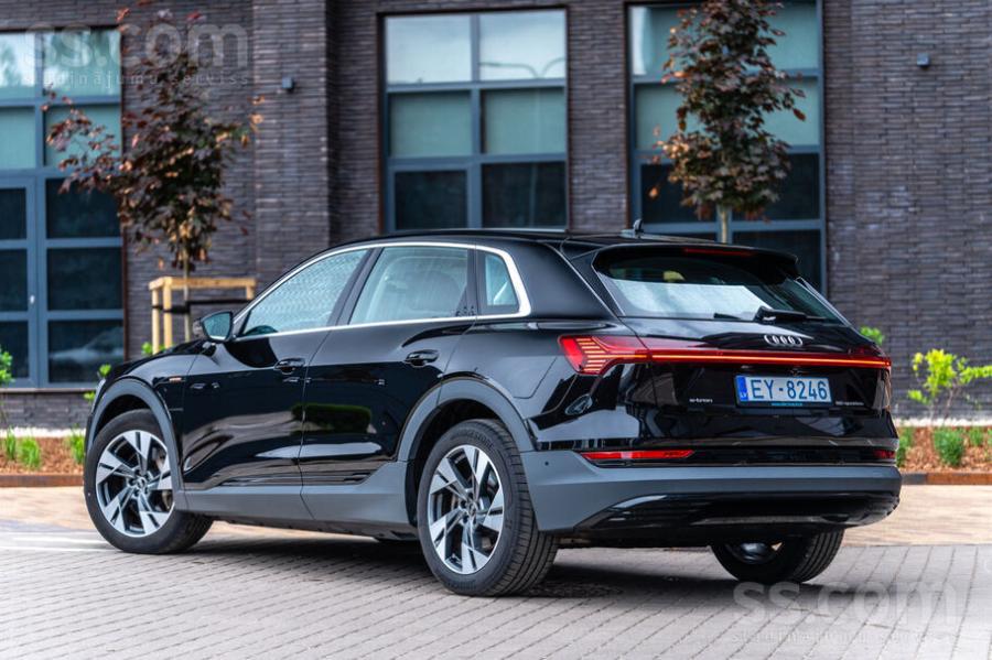 Grey Audi E-Tron 2022 in Riga, with an engine capacity of 0.00 L and mileage of 77 thousand km for 27900 €, photo 4 on AUTOMOTO.COM.LV