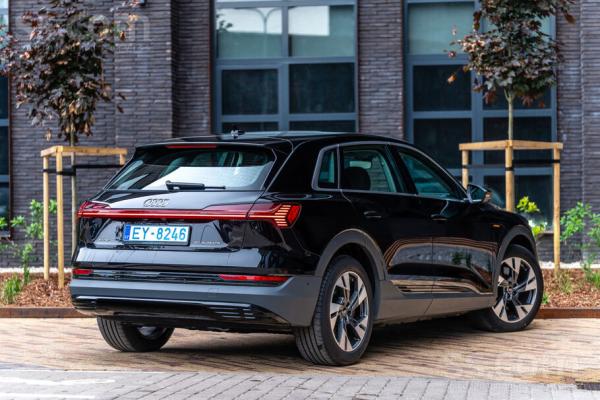 Pelēks Audi E-Tron 2022 Rīga, ar dzinēja tilpumu 0.00 L un nobraukumu 77 tūkst. km par 27900 €, foto 4 vietnē AUTOMOTO.COM.LV
