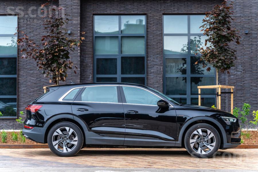 Grey Audi E-Tron 2022 in Riga, with an engine capacity of 0.00 L and mileage of 77 thousand km for 27900 €, photo 8 on AUTOMOTO.COM.LV