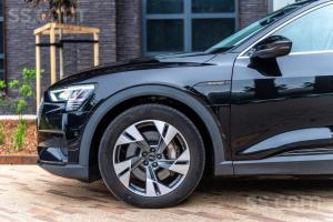 Grey Audi E-Tron 2022 in Riga, with an engine capacity of 0.00 L and mileage of 77 thousand km for 27900 €, photo 10 on AUTOMOTO.COM.LV