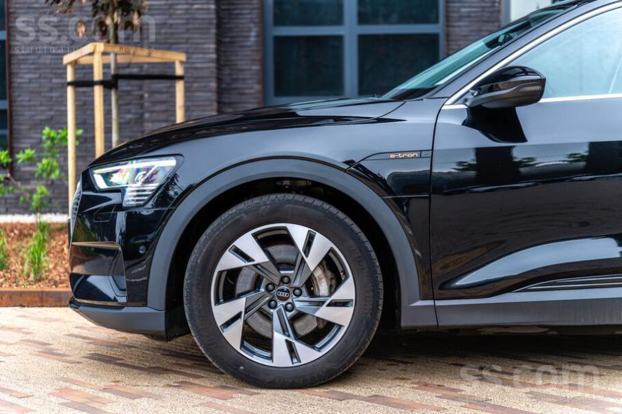 Grey Audi E-Tron 2022 in Riga, with an engine capacity of 0.00 L and mileage of 77 thousand km for 27900 €, photo 10 on AUTOMOTO.COM.LV