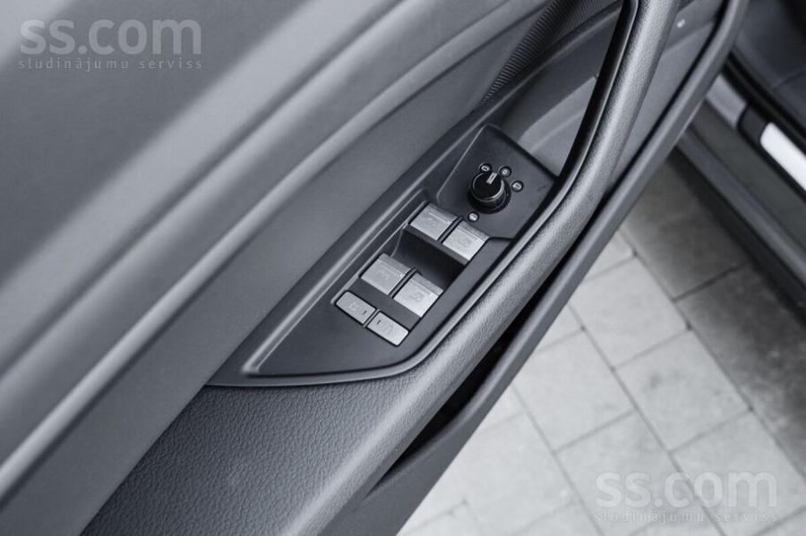 Grey Audi E-Tron 2022 in Riga, with an engine capacity of 0.00 L and mileage of 60 thousand km for 35600 €, photo 8 on AUTOMOTO.COM.LV
