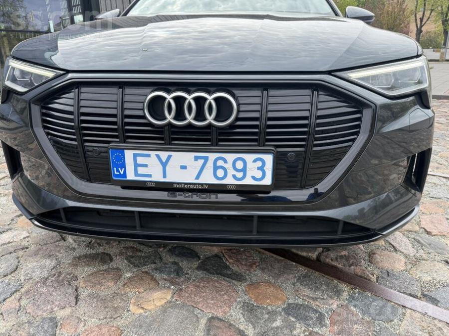 Grey Audi E-Tron 2022 in Riga, with an engine capacity of 0.00 L and mileage of 129 thousand km for 26555 €, photo 4 on AUTOMOTO.COM.LV
