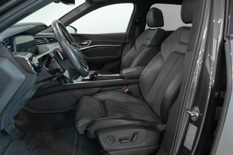 Grey Audi E-Tron 2022 in Vilnius, with an engine capacity of 0.00 L and mileage of 60 thousand km for 33900 €, photo 12 on AUTOMOTO.COM.LV