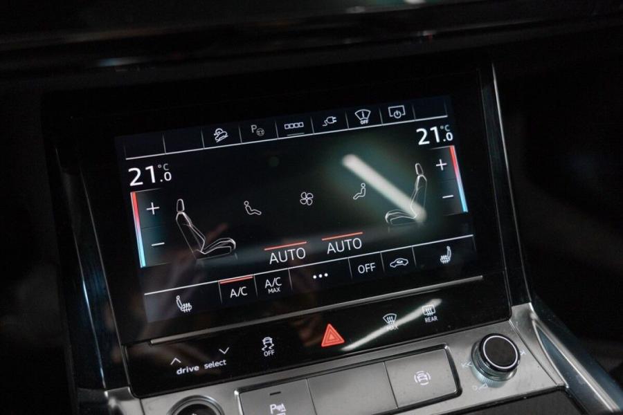 Grey Audi E-Tron 2022 in Vilnius, with an engine capacity of 0.00 L and mileage of 60 thousand km for 33900 €, photo 22 on AUTOMOTO.COM.LV