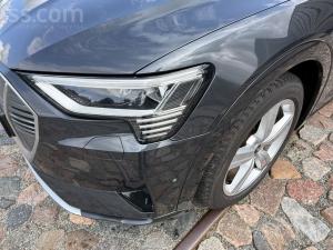 Pelēks Audi E-Tron 2022 Rīga, ar dzinēja tilpumu 0.00 L un nobraukumu 129 tūkst. km par 23990 €, foto 5 vietnē AUTOMOTO.COM.LV