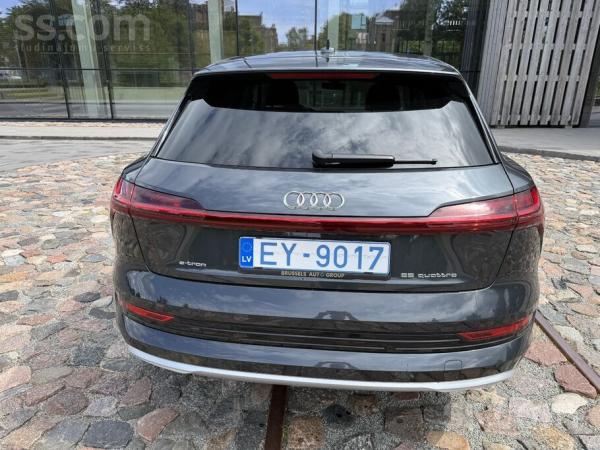 Серый Ауди E-Tron 2022 в Рига, объемом двигателя 0.00 л и пробегом 129 тыс. км за 23990 €, фото 8 на AUTOMOTO.COM.LV