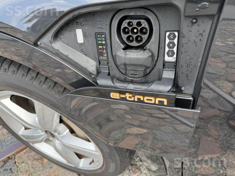 Pelēks Audi E-Tron 2022 Rīga, ar dzinēja tilpumu 0.00 L un nobraukumu 129 tūkst. km par 23990 €, foto 24 vietnē AUTOMOTO.COM.LV