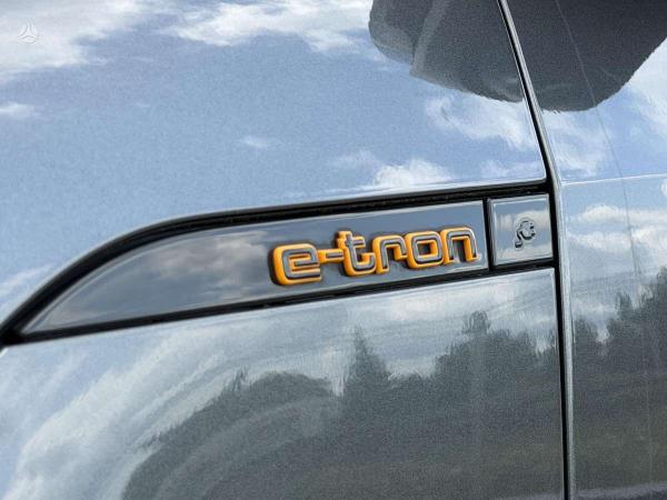 Серый Ауди E-Tron 2022 в Таураге, объемом двигателя 0.00 л и пробегом 138 тыс. км за 27500 €, фото 5 на AUTOMOTO.COM.LV