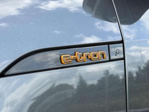 Серый Ауди E-Tron 2022 в Таураге, объемом двигателя 0.00 л и пробегом 138 тыс. км за 27500 €, фото 6 на AUTOMOTO.COM.LV