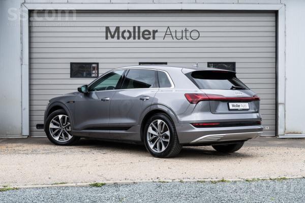 Grey Audi E-Tron 2022 in Jelgava, with an engine capacity of 0.00 L and mileage of 72 thousand km for 32950 €, photo 3 on AUTOMOTO.COM.LV