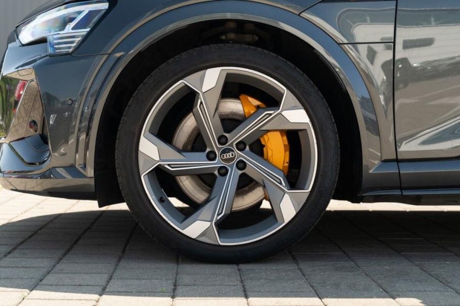 Pelēks Audi E-Tron 2022 Viļņa, ar dzinēja tilpumu 0.10 L un nobraukumu 70 tūkst. km par 42750 €, foto 5 vietnē AUTOMOTO.COM.LV