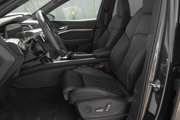 Pelēks Audi E-Tron 2022 Viļņa, ar dzinēja tilpumu 0.10 L un nobraukumu 70 tūkst. km par 42750 €, foto 8 vietnē AUTOMOTO.COM.LV