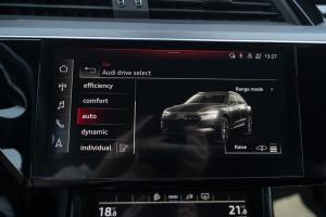 Pelēks Audi E-Tron 2022 Viļņa, ar dzinēja tilpumu 0.10 L un nobraukumu 70 tūkst. km par 42750 €, foto 17 vietnē AUTOMOTO.COM.LV