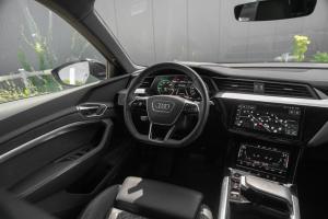 Pelēks Audi E-Tron 2022 Viļņa, ar dzinēja tilpumu 0.10 L un nobraukumu 70 tūkst. km par 42750 €, foto 21 vietnē AUTOMOTO.COM.LV
