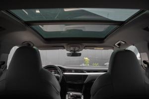 Pelēks Audi E-Tron 2022 Viļņa, ar dzinēja tilpumu 0.10 L un nobraukumu 70 tūkst. km par 42750 €, foto 25 vietnē AUTOMOTO.COM.LV
