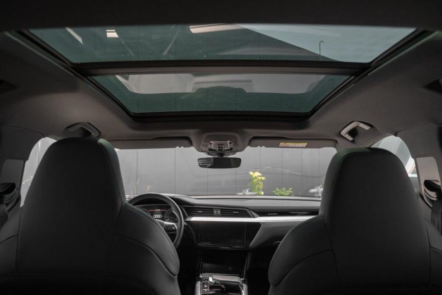 Pelēks Audi E-Tron 2022 Viļņa, ar dzinēja tilpumu 0.10 L un nobraukumu 70 tūkst. km par 42750 €, foto 25 vietnē AUTOMOTO.COM.LV
