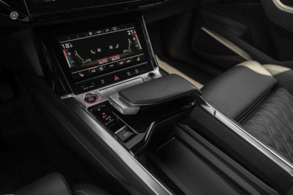 Grey Audi E-Tron 2022 in Vilnius, with an engine capacity of 0.10 L and mileage of 70 thousand km for 42750 €, photo 10 on AUTOMOTO.COM.LV
