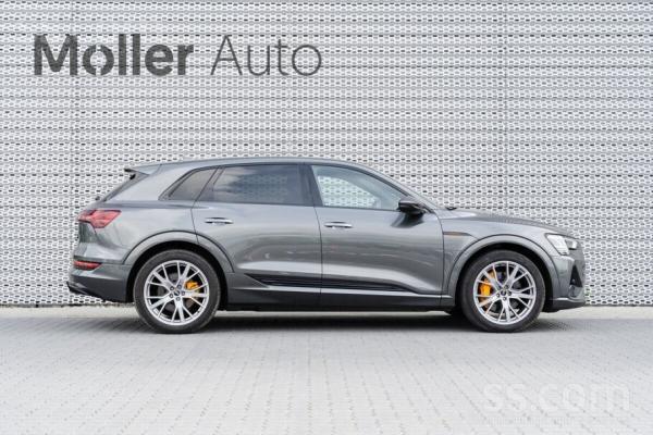 Grey Audi E-Tron 2022 in Riga, with an engine capacity of 0.00 L and mileage of 61 thousand km for 43200 €, photo 5 on AUTOMOTO.COM.LV