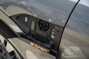 Серый Ауди E-Tron 2022 в Вильнюс, объемом двигателя 0.00 л и пробегом 29 тыс. км за 37450 €, фото 19 на AUTOMOTO.COM.LV
