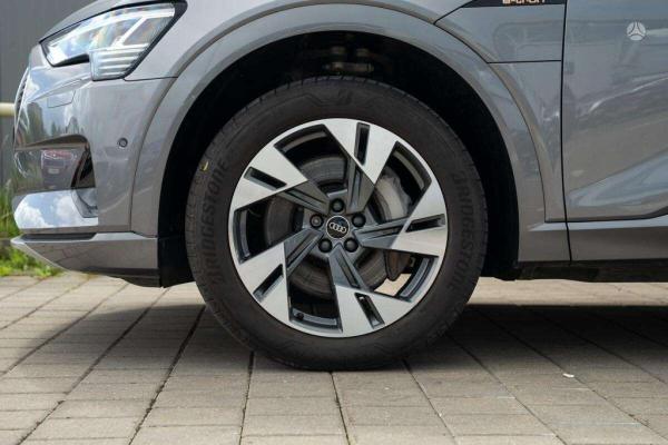 Grey Audi E-Tron 2022 in Vilnius, with an engine capacity of 0.00 L and mileage of 29 thousand km for 37450 €, photo 4 on AUTOMOTO.COM.LV