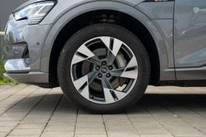Grey Audi E-Tron 2022 in Vilnius, with an engine capacity of 0.00 L and mileage of 29 thousand km for 37450 €, photo 5 on AUTOMOTO.COM.LV