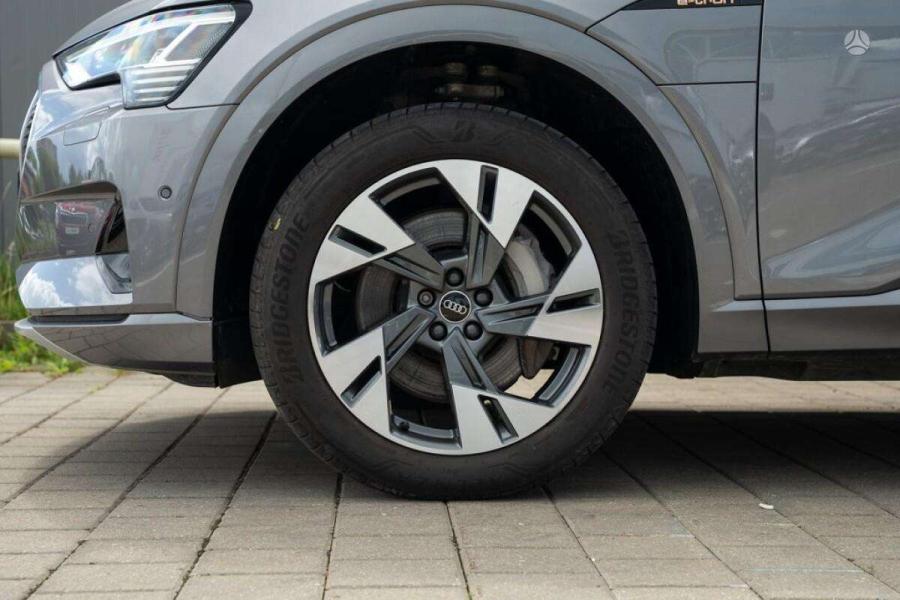 Grey Audi E-Tron 2022 in Vilnius, with an engine capacity of 0.00 L and mileage of 29 thousand km for 37450 €, photo 5 on AUTOMOTO.COM.LV