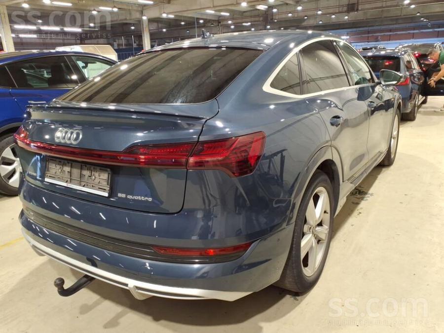 Pelēks Audi E-Tron 2022 Rīga, ar dzinēja tilpumu 0.00 L un nobraukumu 99 tūkst. km par 29999 €, foto 3 vietnē AUTOMOTO.COM.LV