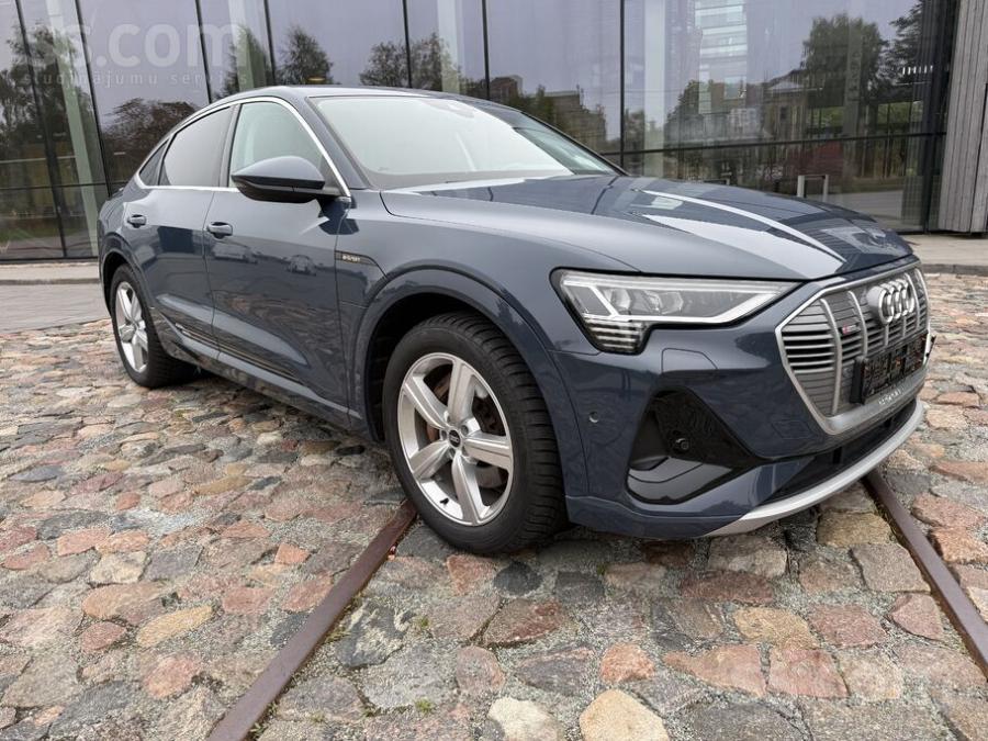 Pelēks Audi E-Tron 2022 Rīga, ar dzinēja tilpumu 0.00 L un nobraukumu 100 tūkst. km par 29999 €, foto 1 vietnē AUTOMOTO.COM.LV