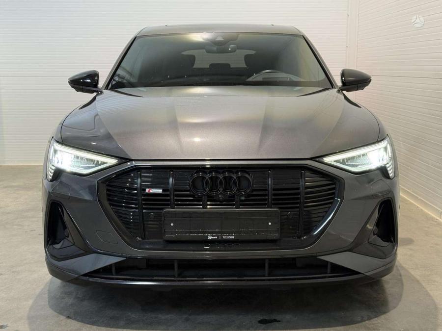 Grey Audi E-Tron 2022 in Vilnius, with an engine capacity of 0.00 L and mileage of 139 thousand km for 29950 €, photo 3 on AUTOMOTO.COM.LV