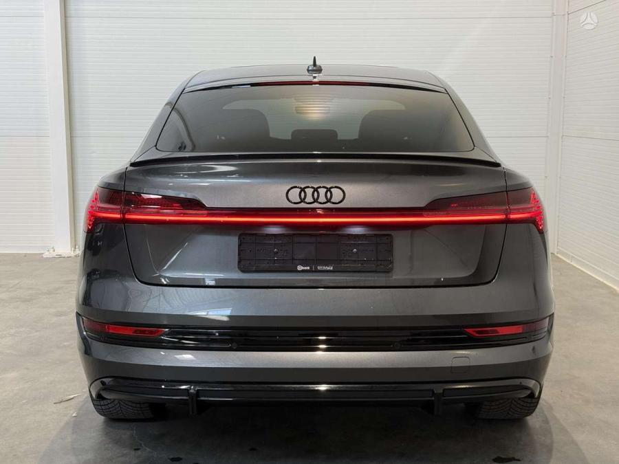 Grey Audi E-Tron 2022 in Vilnius, with an engine capacity of 0.00 L and mileage of 139 thousand km for 29950 €, photo 4 on AUTOMOTO.COM.LV