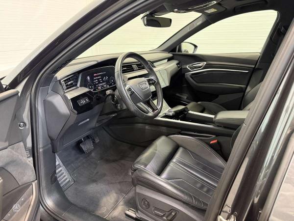 Grey Audi E-Tron 2022 in Vilnius, with an engine capacity of 0.00 L and mileage of 139 thousand km for 29950 €, photo 8 on AUTOMOTO.COM.LV