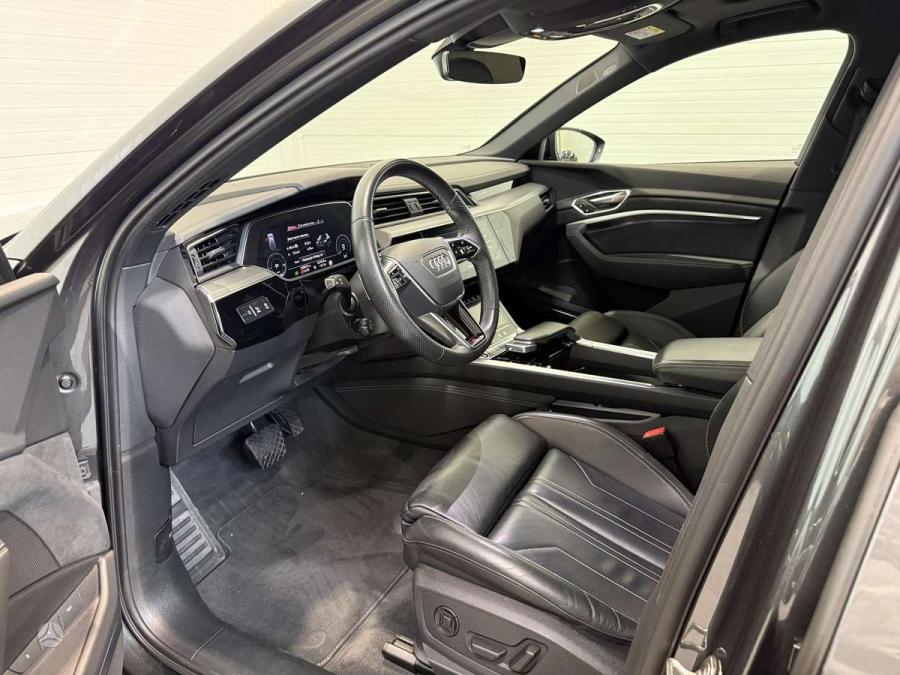 Grey Audi E-Tron 2022 in Vilnius, with an engine capacity of 0.00 L and mileage of 139 thousand km for 29950 €, photo 9 on AUTOMOTO.COM.LV