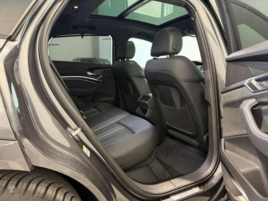 Grey Audi E-Tron 2022 in Vilnius, with an engine capacity of 0.00 L and mileage of 139 thousand km for 29950 €, photo 11 on AUTOMOTO.COM.LV