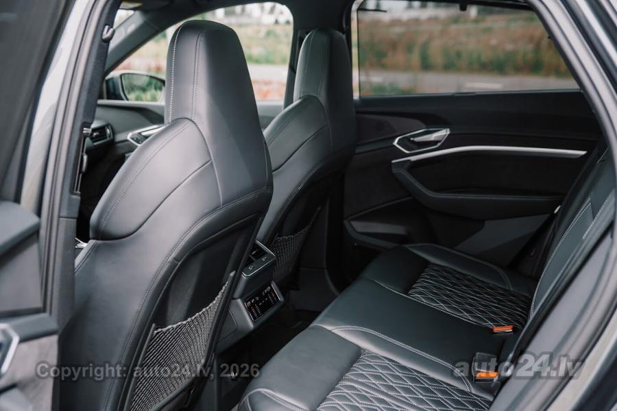 Pelēks Audi E-Tron 2022 Tallina, ar dzinēja tilpumu 0.00 L un nobraukumu 65 tūkst. km par 47900 €, foto 15 vietnē AUTOMOTO.COM.LV