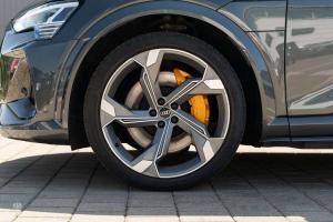 Grey Audi E-Tron 2022 in Vilnius, with an engine capacity of 0.00 L and mileage of 70 thousand km for 44000 €, photo 5 on AUTOMOTO.COM.LV