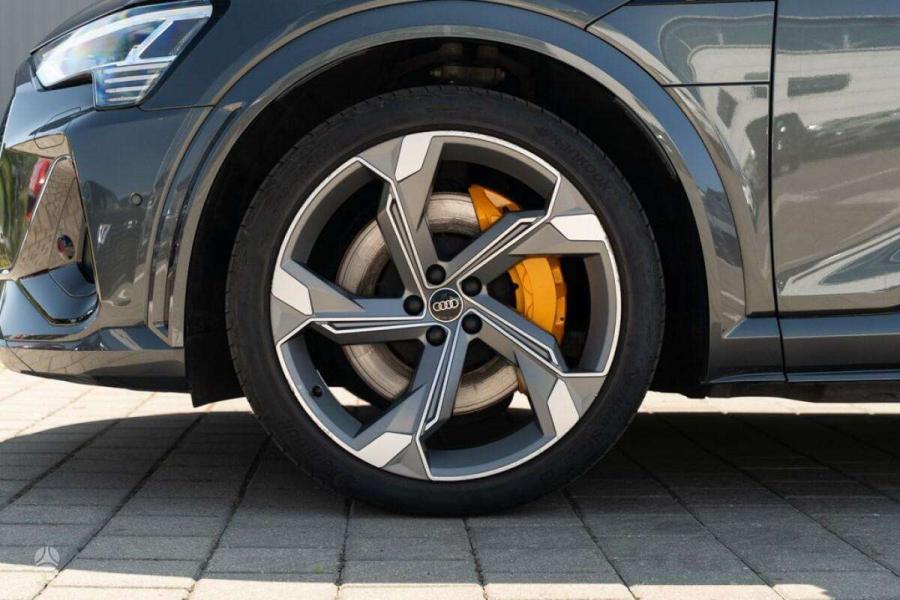 Grey Audi E-Tron 2022 in Vilnius, with an engine capacity of 0.00 L and mileage of 70 thousand km for 44000 €, photo 5 on AUTOMOTO.COM.LV