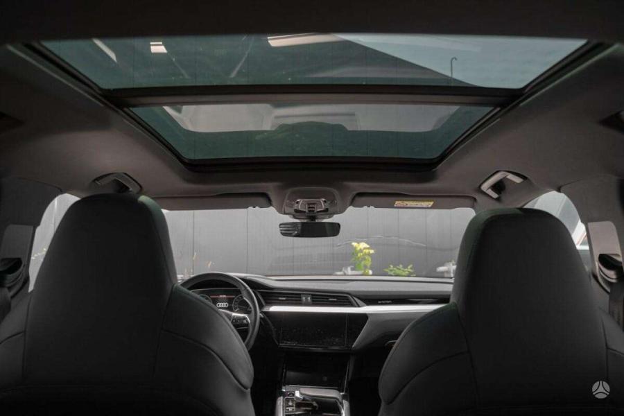 Grey Audi E-Tron 2022 in Vilnius, with an engine capacity of 0.00 L and mileage of 70 thousand km for 44000 €, photo 25 on AUTOMOTO.COM.LV
