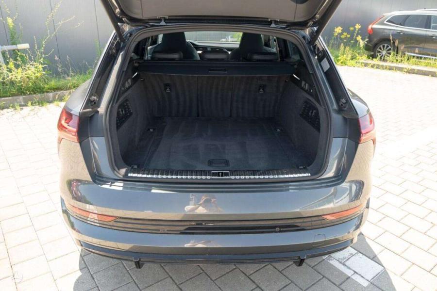 Grey Audi E-Tron 2022 in Vilnius, with an engine capacity of 0.00 L and mileage of 70 thousand km for 44000 €, photo 27 on AUTOMOTO.COM.LV