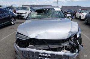 Grey Audi E-Tron 2022 in Vilnius, with an engine capacity of 0.00 L and mileage of 79 thousand km for 10900 €, photo 5 on AUTOMOTO.COM.LV