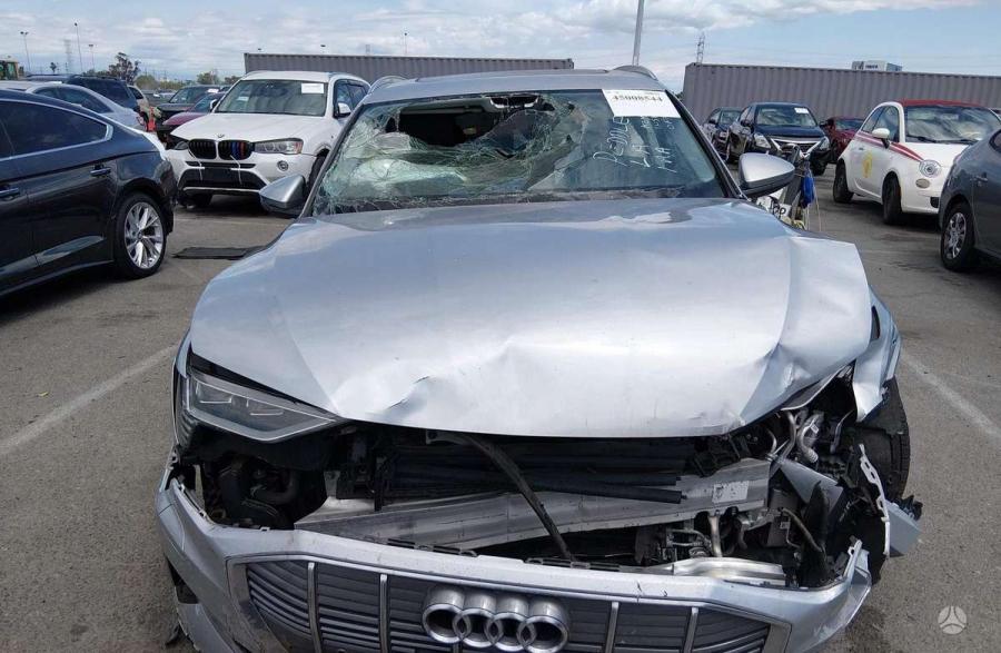 Grey Audi E-Tron 2022 in Vilnius, with an engine capacity of 0.00 L and mileage of 79 thousand km for 10900 €, photo 5 on AUTOMOTO.COM.LV
