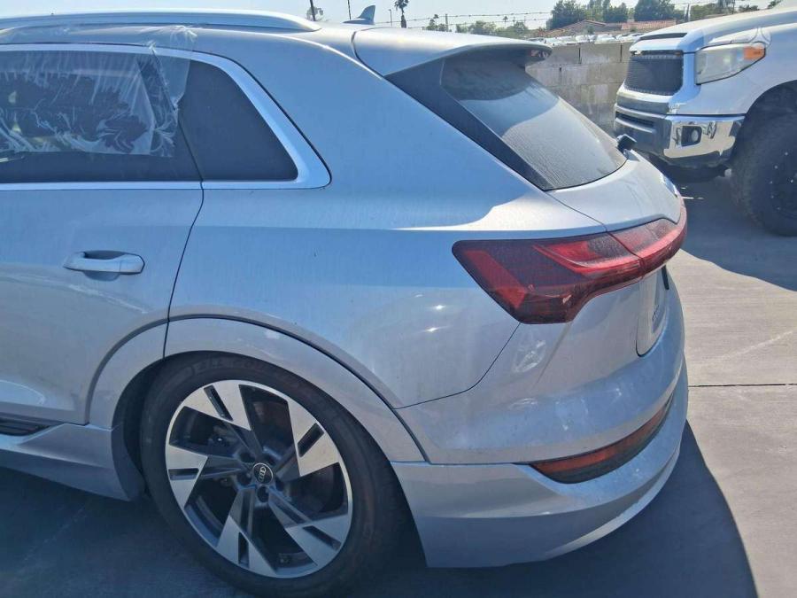 Grey Audi E-Tron 2022 in Vilnius, with an engine capacity of 0.00 L and mileage of 79 thousand km for 10900 €, photo 10 on AUTOMOTO.COM.LV