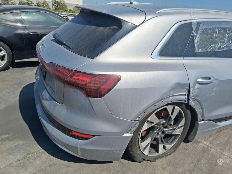 Grey Audi E-Tron 2022 in Vilnius, with an engine capacity of 0.00 L and mileage of 79 thousand km for 10900 €, photo 13 on AUTOMOTO.COM.LV